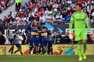 Boca festejó por partida doble: le ganó a River en el Monumental Y ...