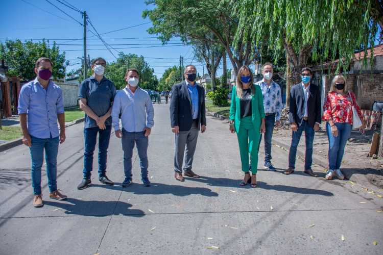 Malena Galmarini y Alberto Descalzo inauguraron una red de agua potable en Ituzaingó - www ...