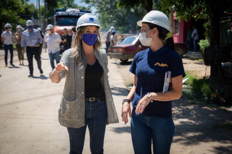 Malena Galmarini recorrió la obra cloacal que beneficiará a 8500 vecinos del barrio Esperanza en ...