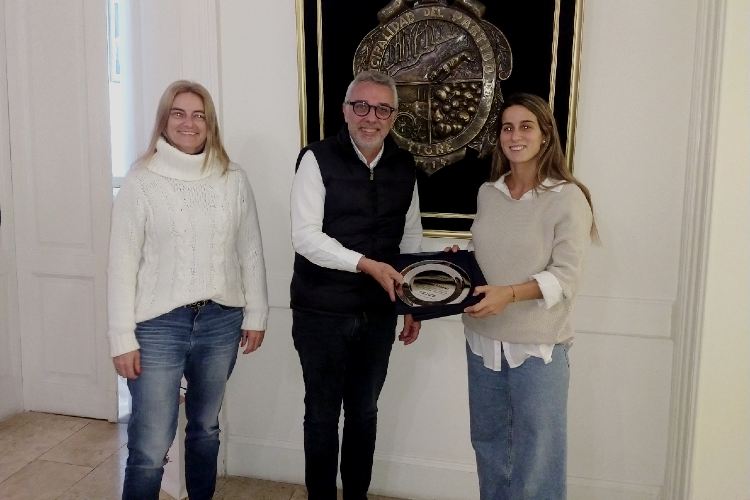 Julio Zamora galardonó a la “Leona” Agostina Alonso - www ...