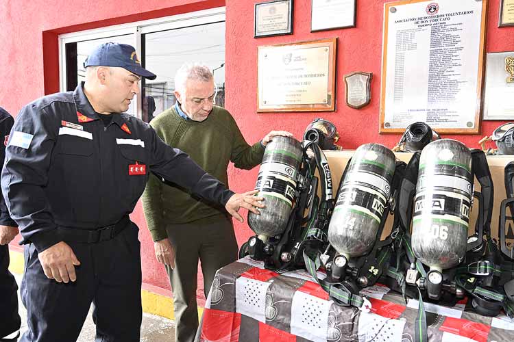 Julio Zamora entregó nuevo equipamiento a los Bomberos Voluntarios de Don Torcuato - www ...
