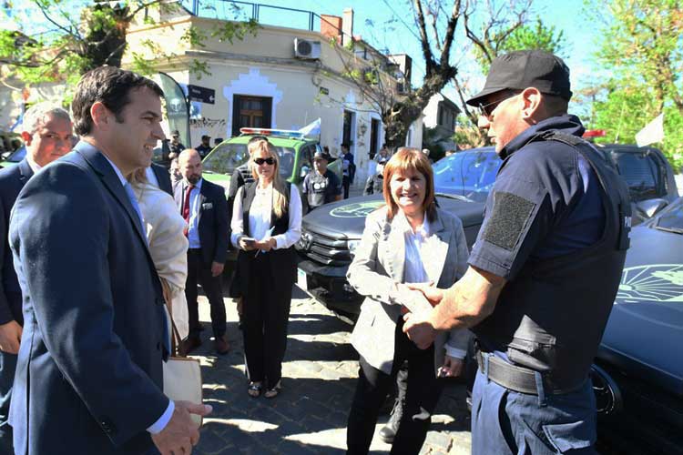 Ramón Lanús y Patricia Bullrich entregaron 18 patrulleros blindados para reforzar la seguridad ...